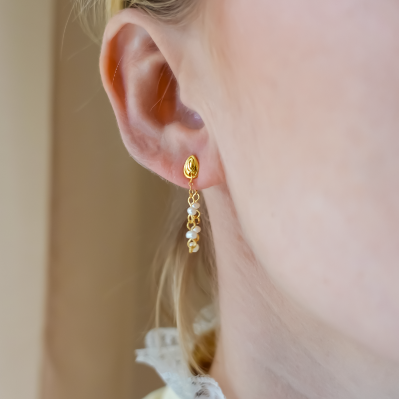 Single maze pearl drops ørering I Mille og Lykke – MilleogLykke.dk